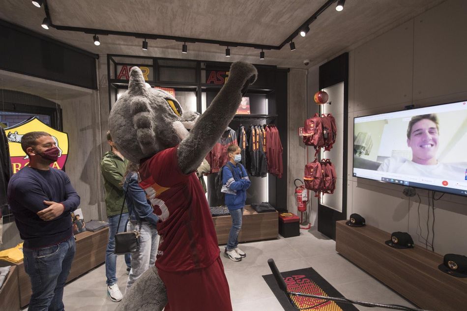Gallery: Five fans get exclusive look at new Roma Store! - AS Roma