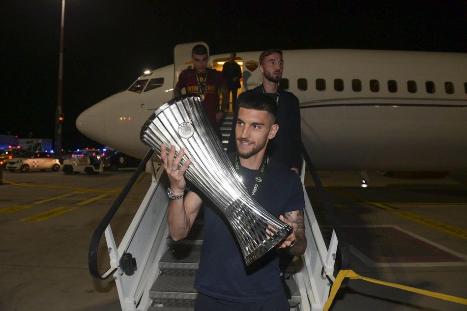 Watch: Pellegrini on lifting the trophy! - AS Roma