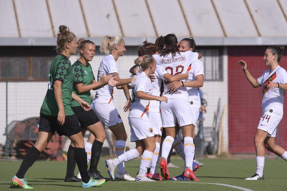 Gallery: Roma Women get back to work with big friendly win - AS Roma