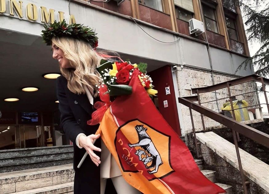 Si laurea con la bandiera della Roma, poi si regala il biglietto di ...