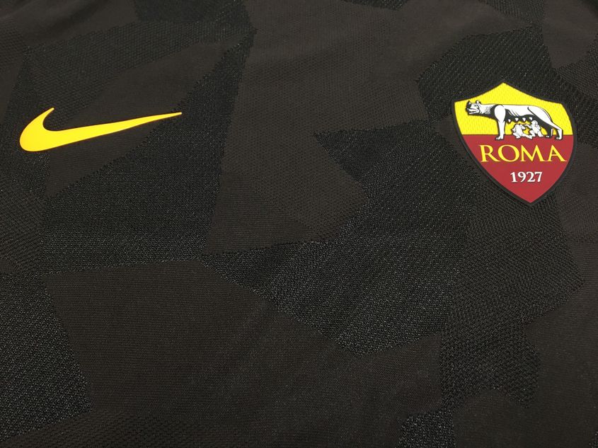 Uno sguardo ravvicinato alla nuova terza maglia della Roma - AS Roma