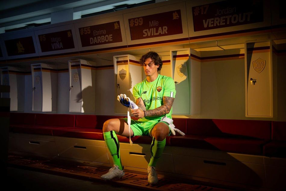 Gallery: Svilar's first photos in the new kit! - AS Roma