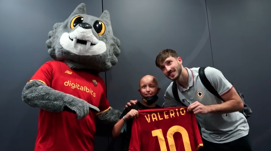 Watch: Valerio meets Mourinho and the team! - AS Roma