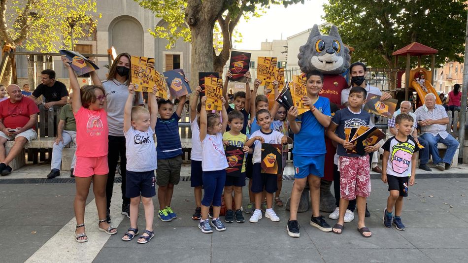 Roma Cares supports students on their first day of school! - AS Roma