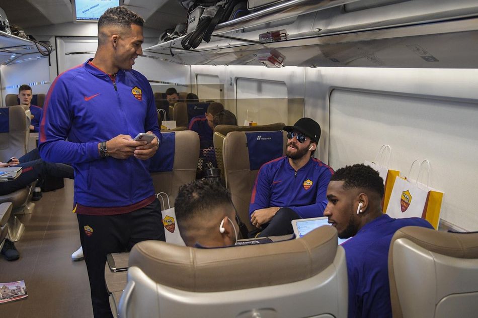Gallery: Squad arrives in Milan - AS Roma