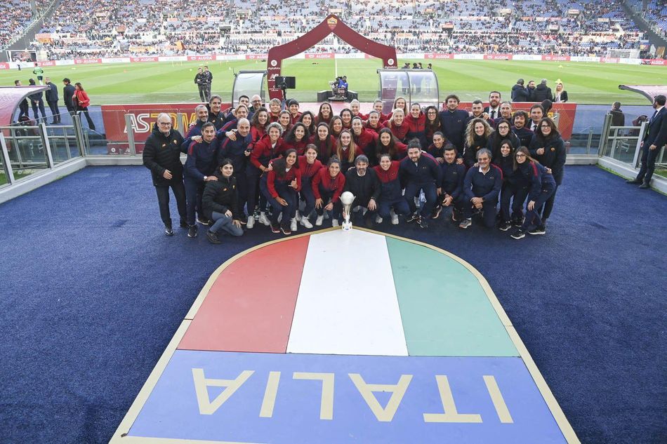 Gallery: Roma Women show off Supercoppa at the Olimpico! - AS Roma