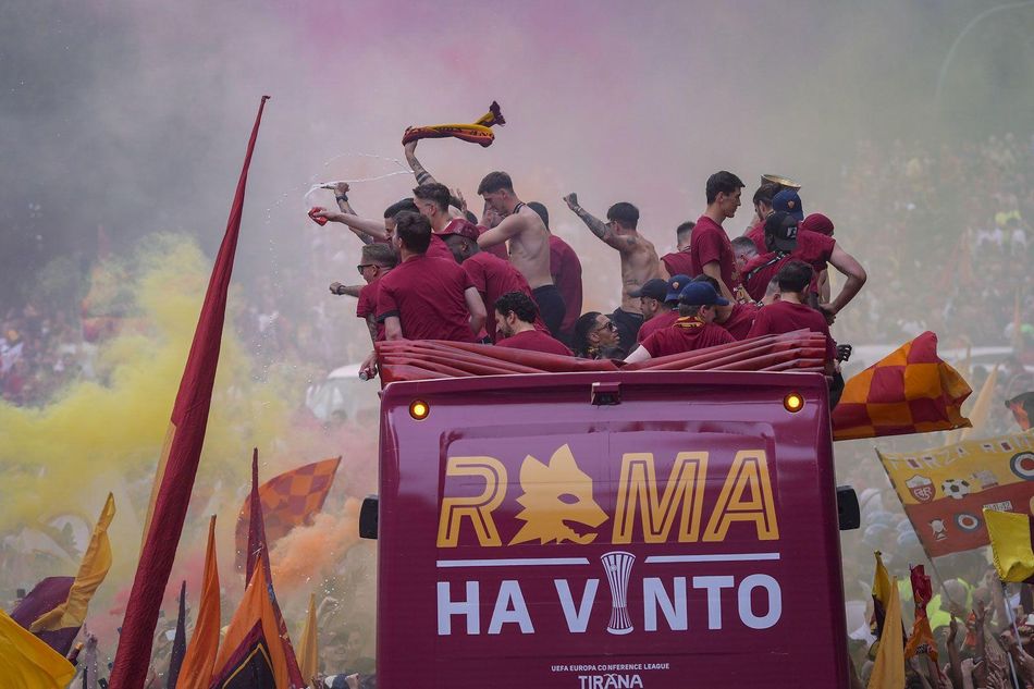 Gallery: Crazy scenes at our trophy parade! - AS Roma