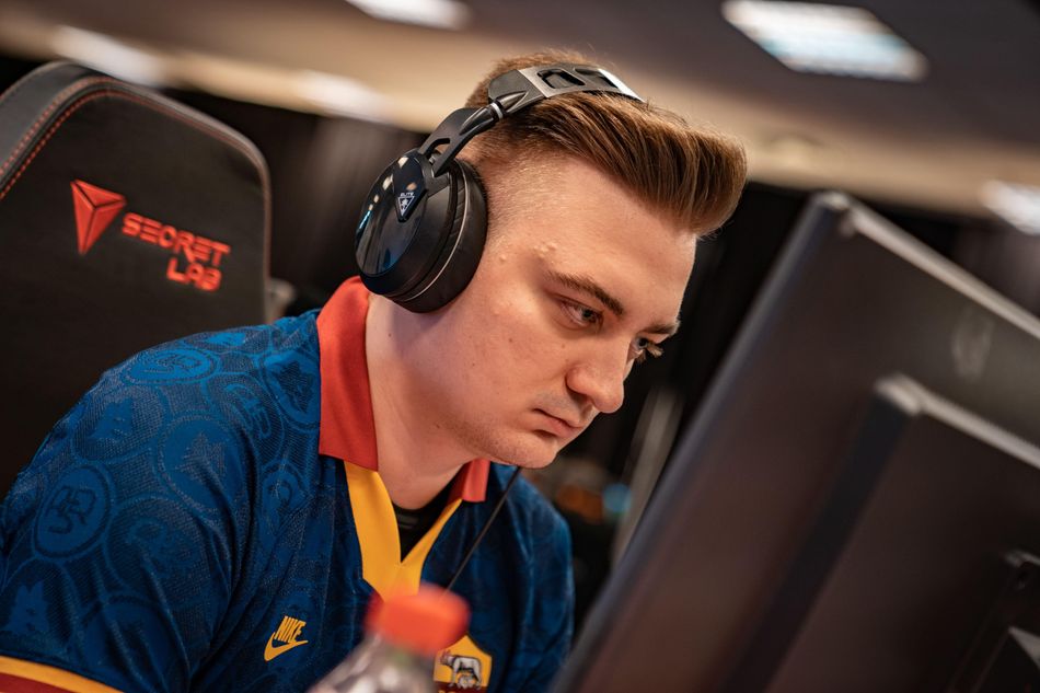 Esports: Watch 'Damie' compete on Day 2 of the FUT Champions Cup - AS Roma