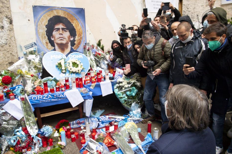 Conti lays tribute wreath for Maradona - AS Roma