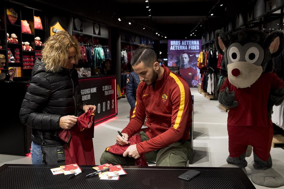 Gallery: Manolas opens latest AS Roma Store