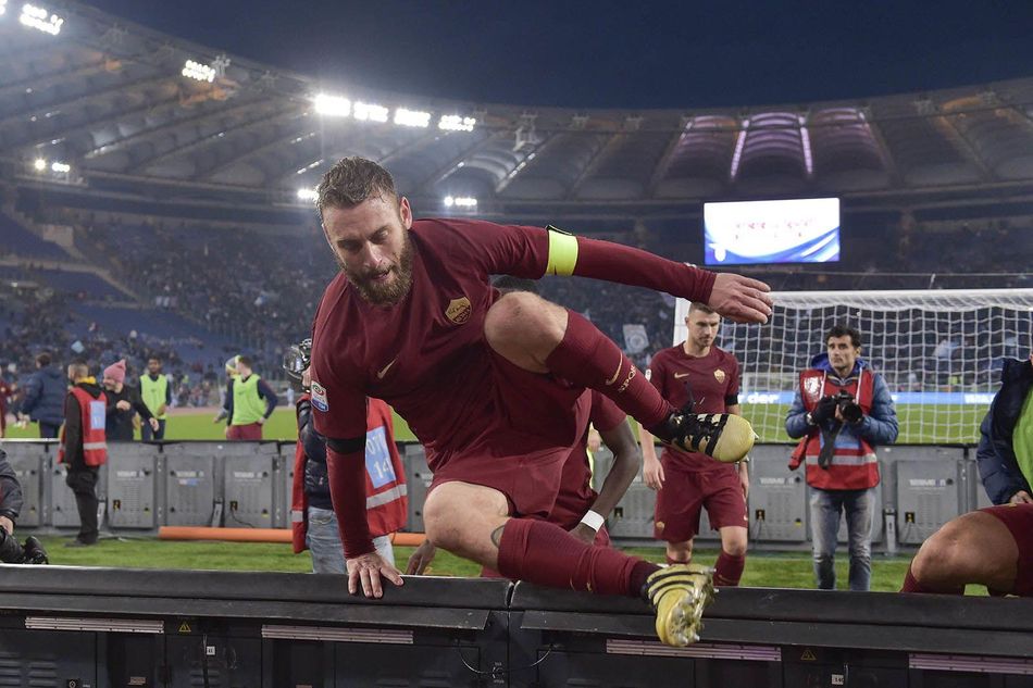 Amazing photos of Roma players celebrating derby triumph - AS Roma