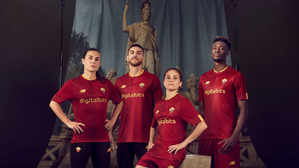 Gallery: First look at players in the new home kit! - AS Roma
