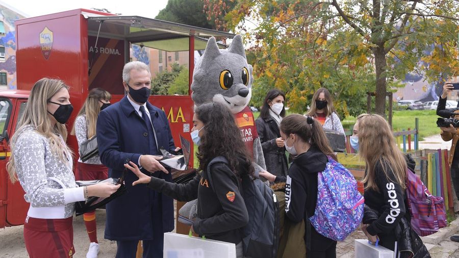 Rome mayor and club CEO distribute masks for Roma Cares - AS Roma
