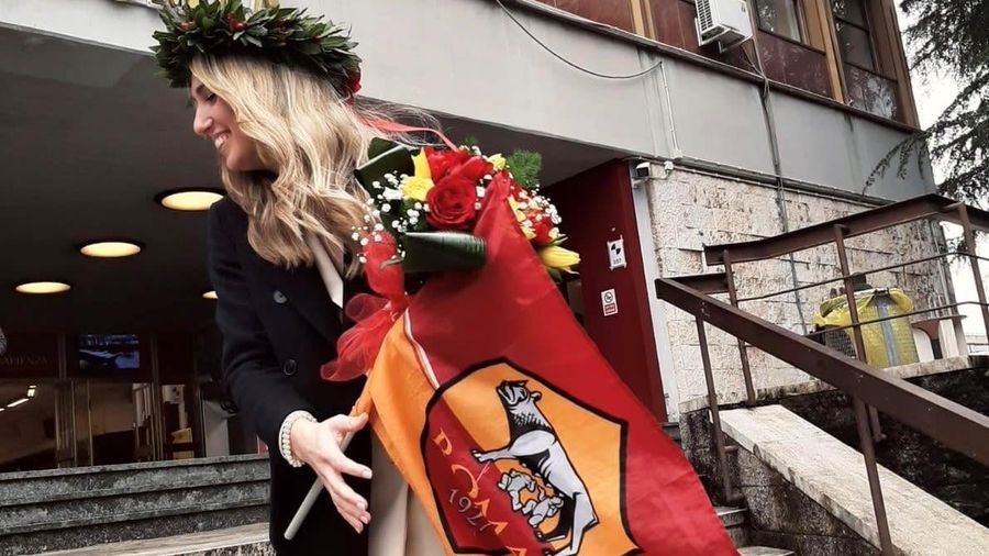 Si laurea con la bandiera della Roma, poi si regala il biglietto di ...